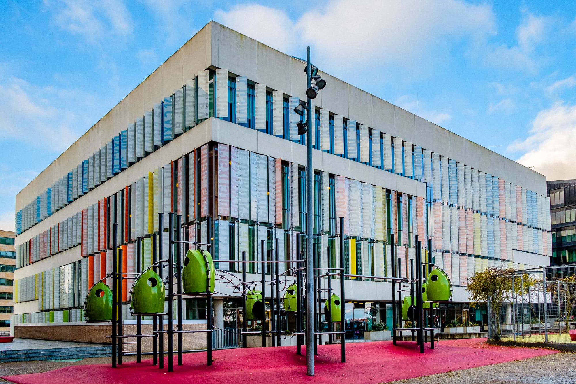 Ørestad Gymnasium: High School Without Borders - Danish Architecture ...